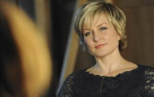 Amy Carlson Net worth, Age: Husband, Weight, Bio-Wiki, Kids 2024| The ...