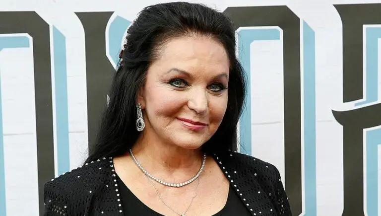 Crystal Gayle Net worth, Age: Kids, Bio-Wiki, Wife, Weight 2024| The ...