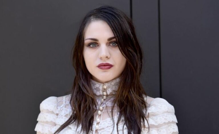 Frances Bean Cobain Age, Net worth: Bio-Wiki, Kids, Weight, Wife 2024 ...