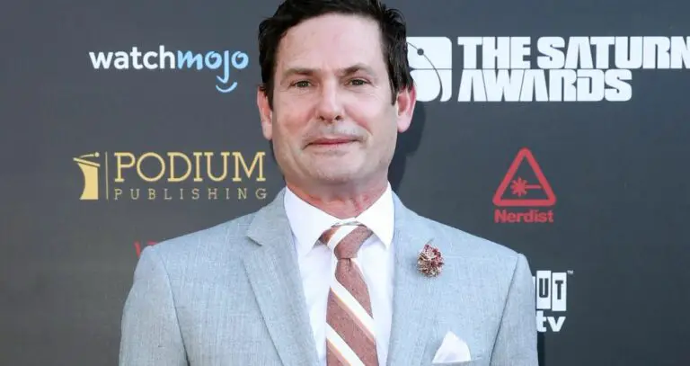 Henry Thomas Net worth, Age: Kids, Bio-Wiki, Weight, Wife 2024| The ...