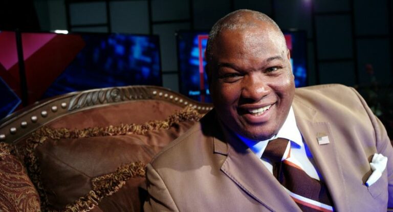 Pastor Mark Burns net worth, Wife, Age, Weight, Bio-Wiki, Kids 2024 ...